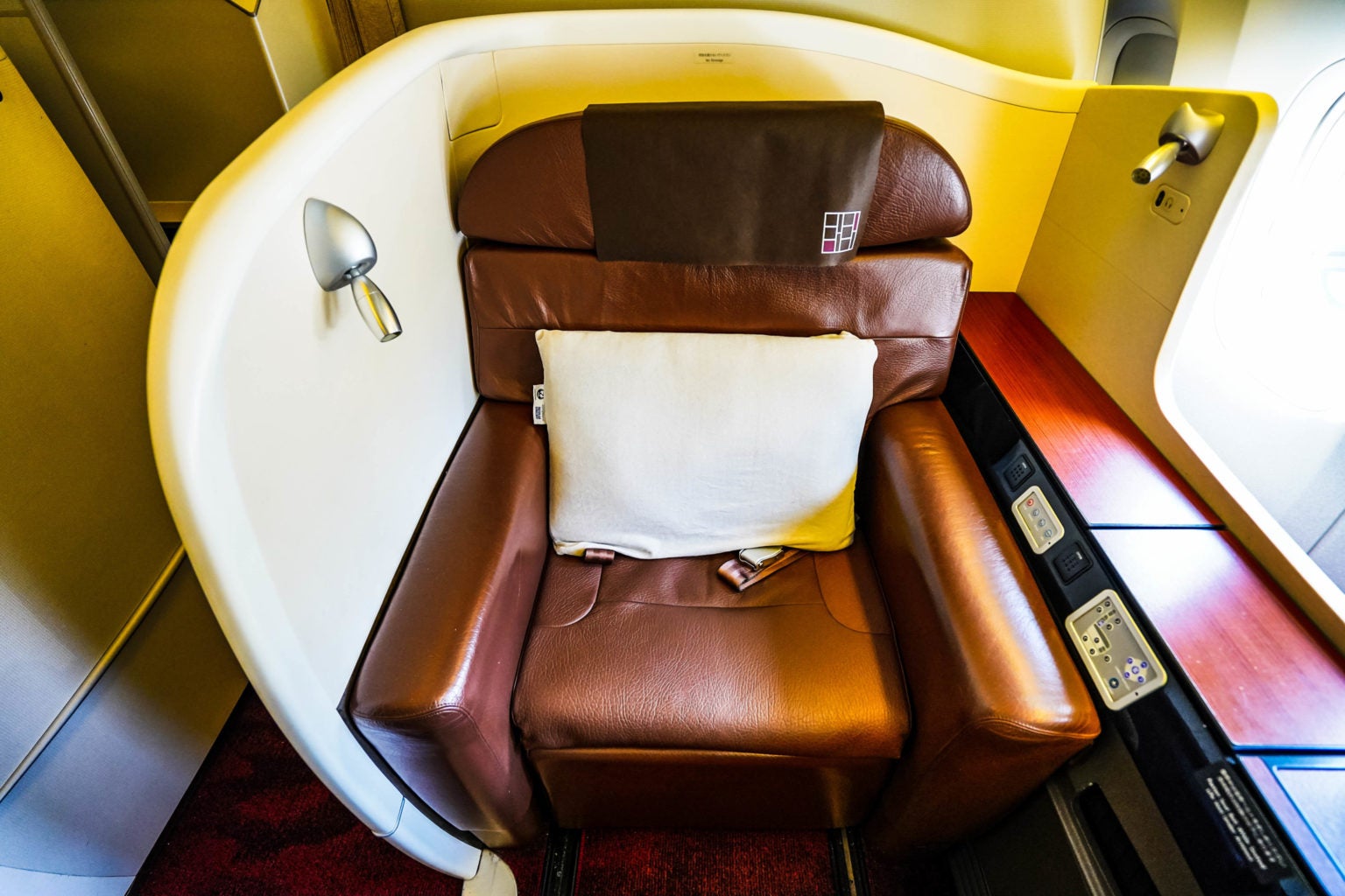 Japan Airlines Boeing 777 First Class Review [Tokyo to New York]