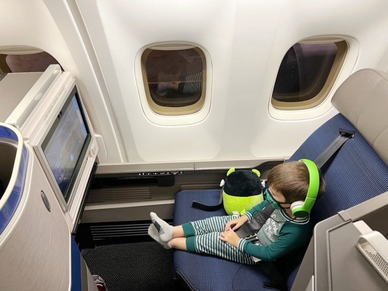 How To Entertain a Toddler on a Plane [16 Activities]