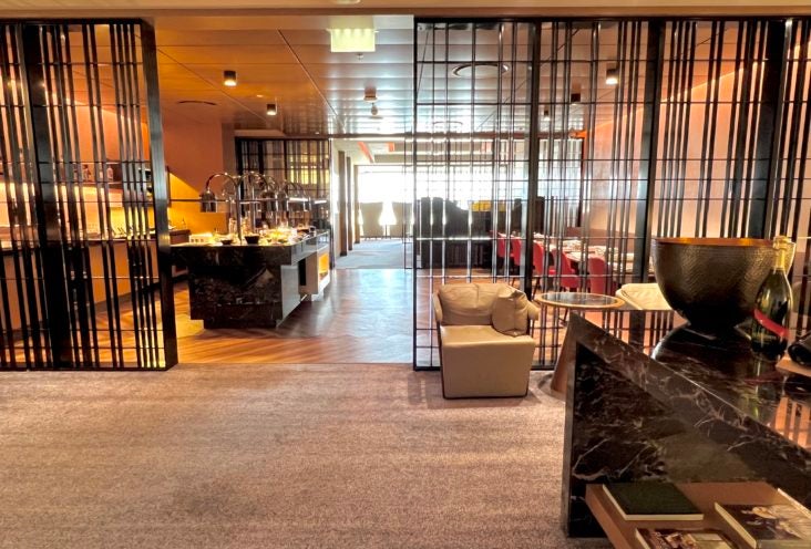 Singapore Airlines SilverKris First Class Lounge Sydney [Review]