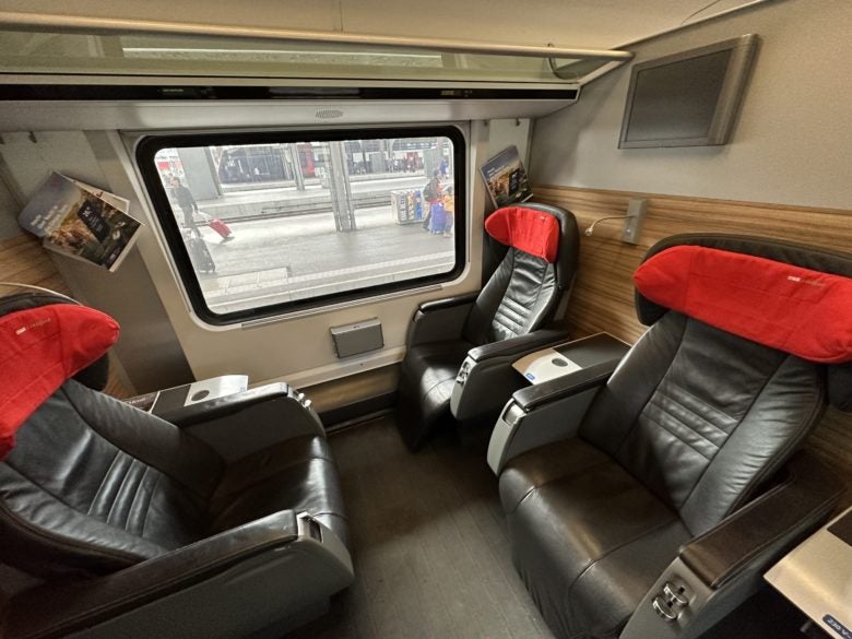 ÖBB Railjet Express Train in Business Review (Zürich-Innsbruck)