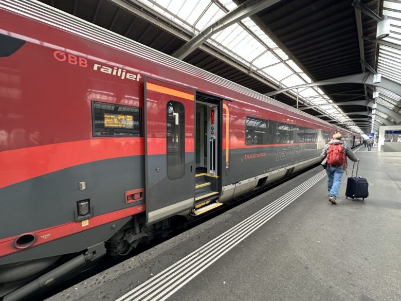 ÖBB Railjet Express Train in Business Review (Zürich-Innsbruck)