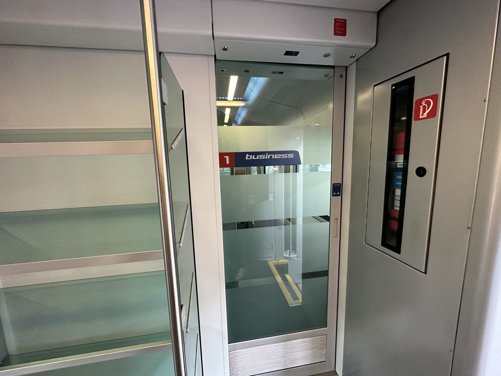 ÖBB Railjet Express Train in Business Review (Zürich-Innsbruck)