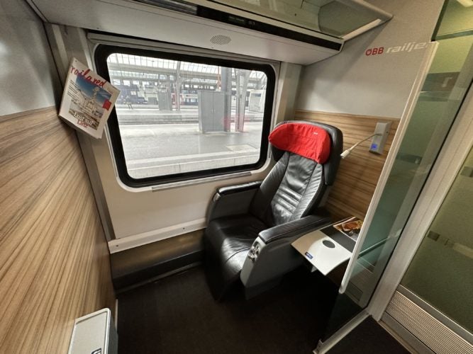 ÖBB Railjet Express Train in Business Review (Zürich-Innsbruck)