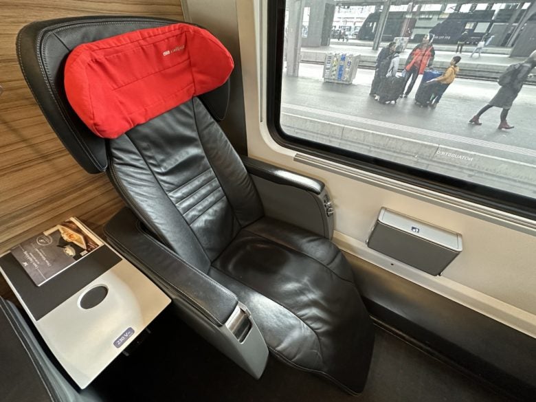 ÖBB Railjet Express Train in Business Review (Zürich-Innsbruck)